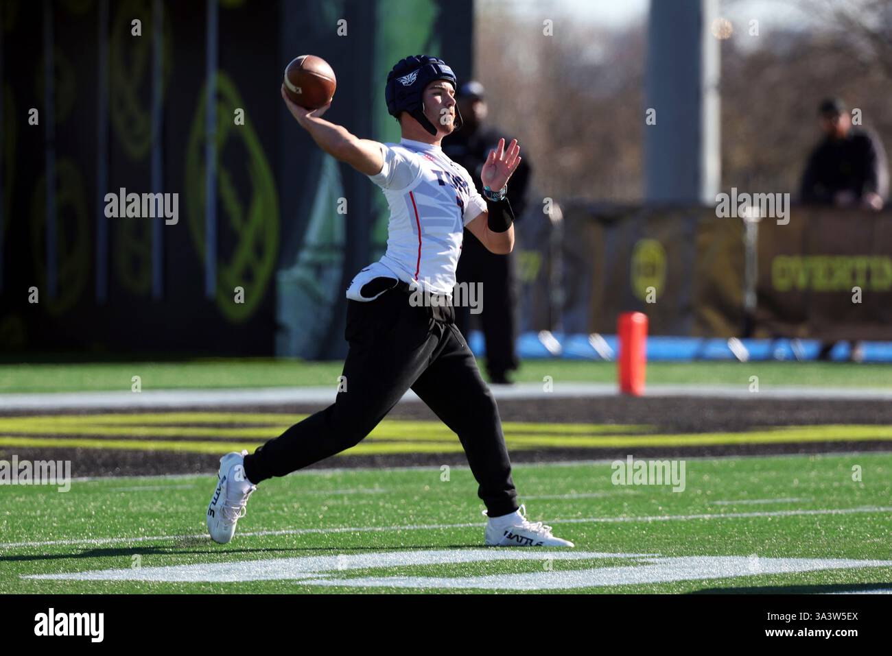Tucson Turf quarterback Kainan Manna (7) throws a pass against C1N in ...