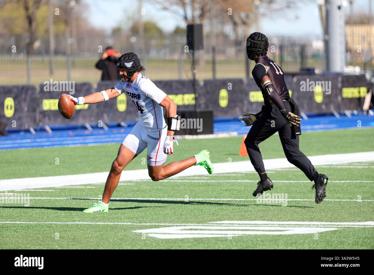 C1N defensive back Kamarui Dorsey (11) pursues as Tucson Turf wide ...