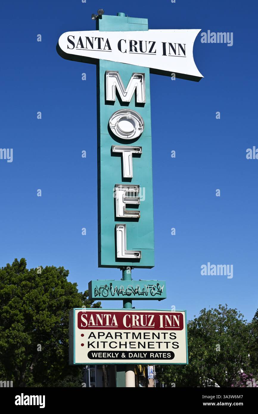 RIVERSIDE, CALIFORNIA - 23 FEB 2025: The Santa Cruz Inn Motel sign in ...