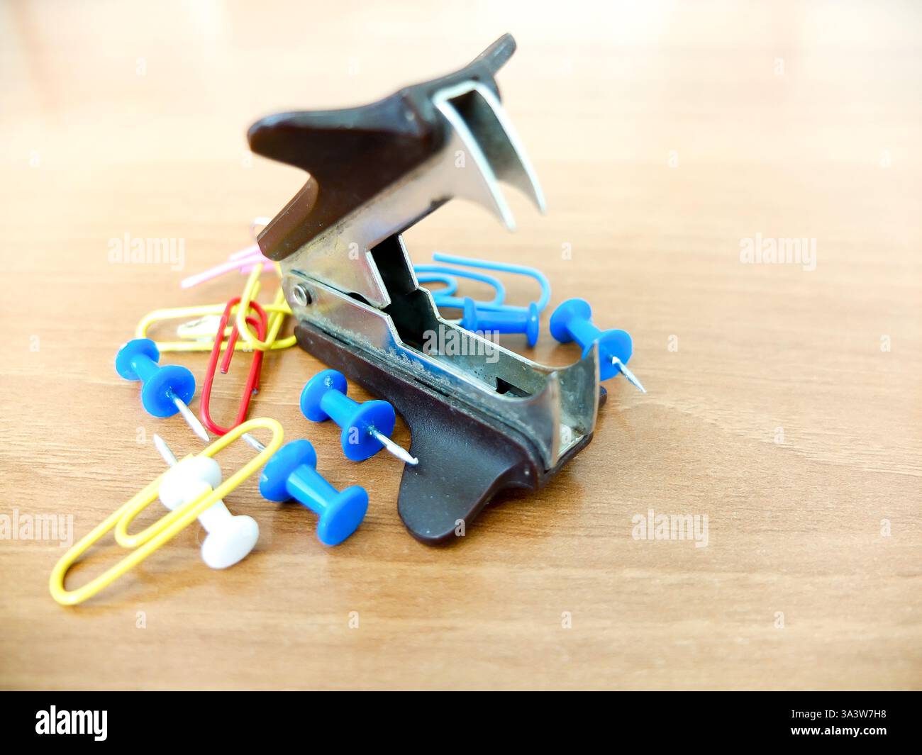 Staple remover, office tool. Metal extractor, stapler with curved jaws ...