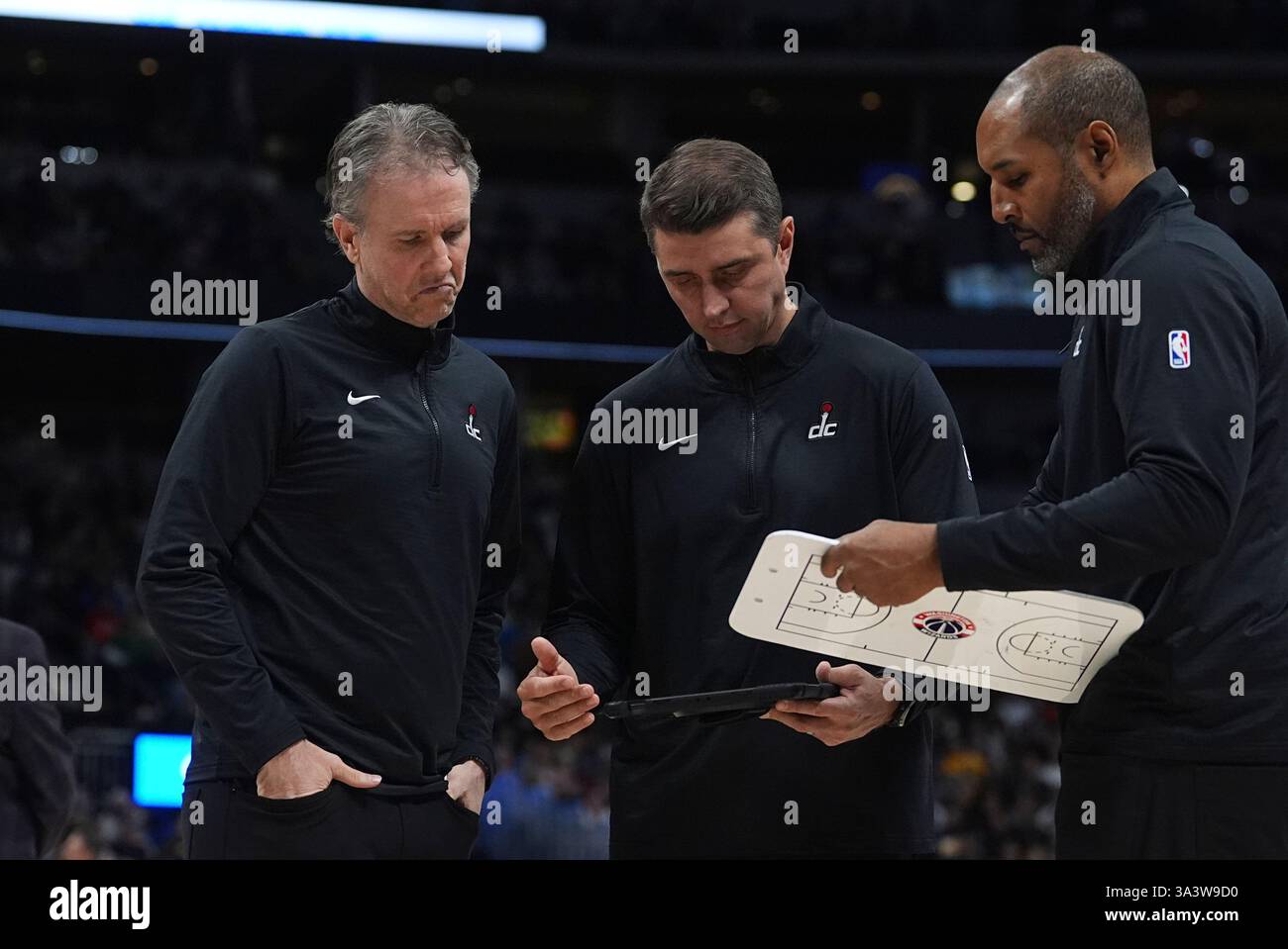 From left, Washington Wizards head coach Brian Keefe confers with ...