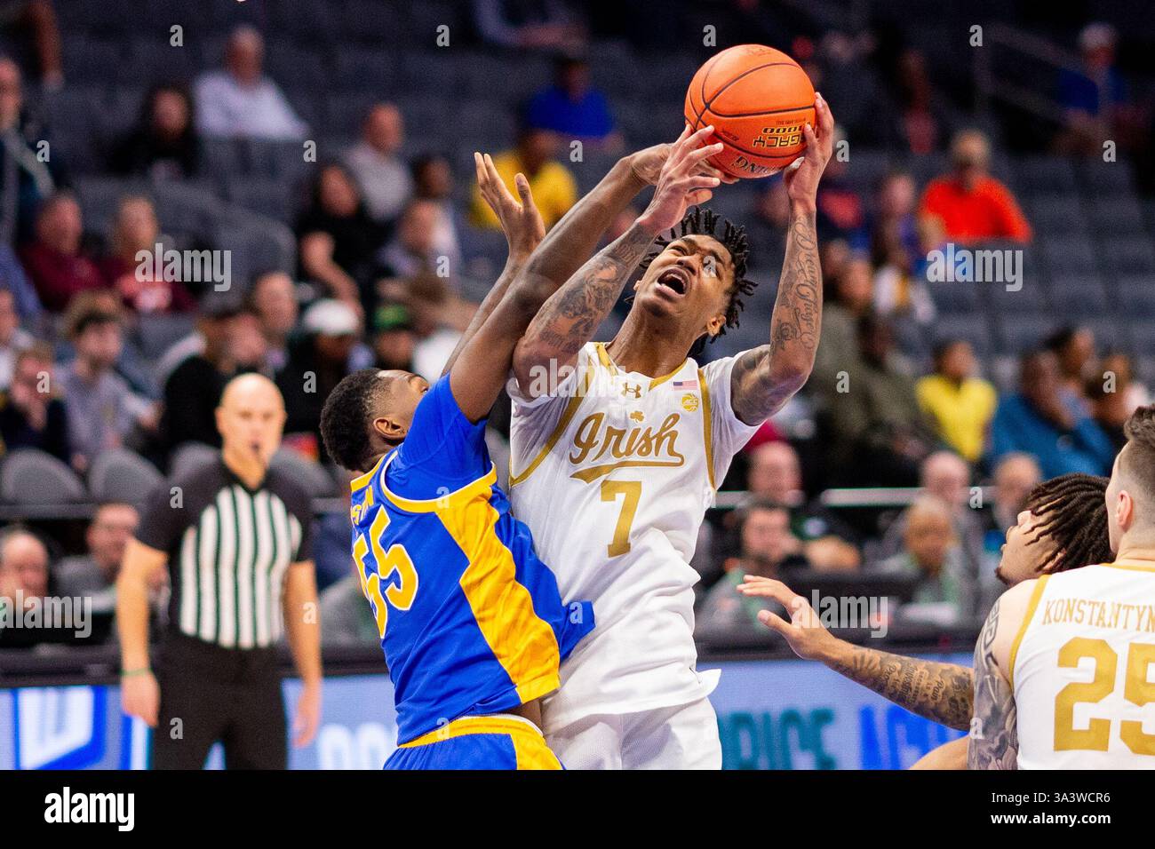 Charlotte, NC, USA. 11th Mar, 2025. Notre Dame Fighting Irish forward ...
