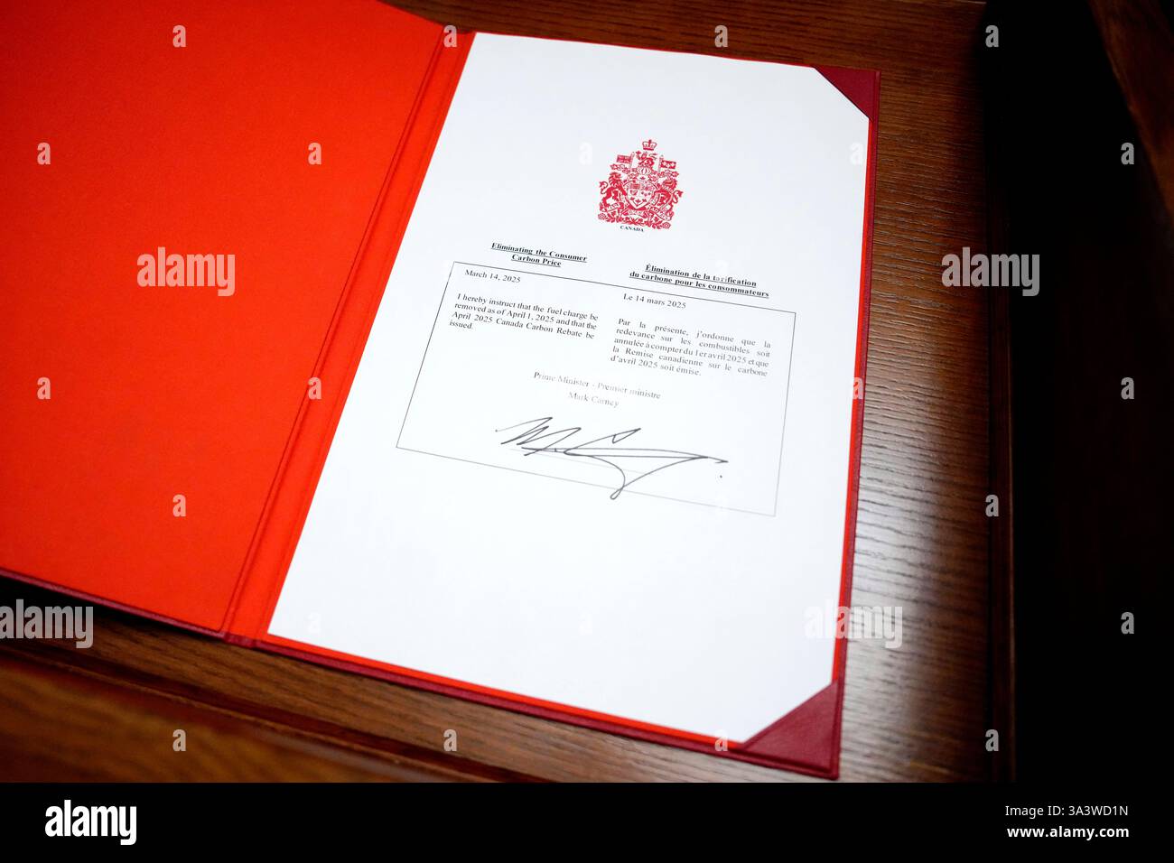 A decision note to eliminate the consumer carbon price, signed by Prime ...