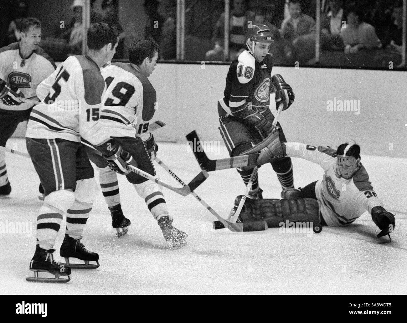 Oakland Seals Joe Szura (18) tries to flip puck past Los Angles Kings ...