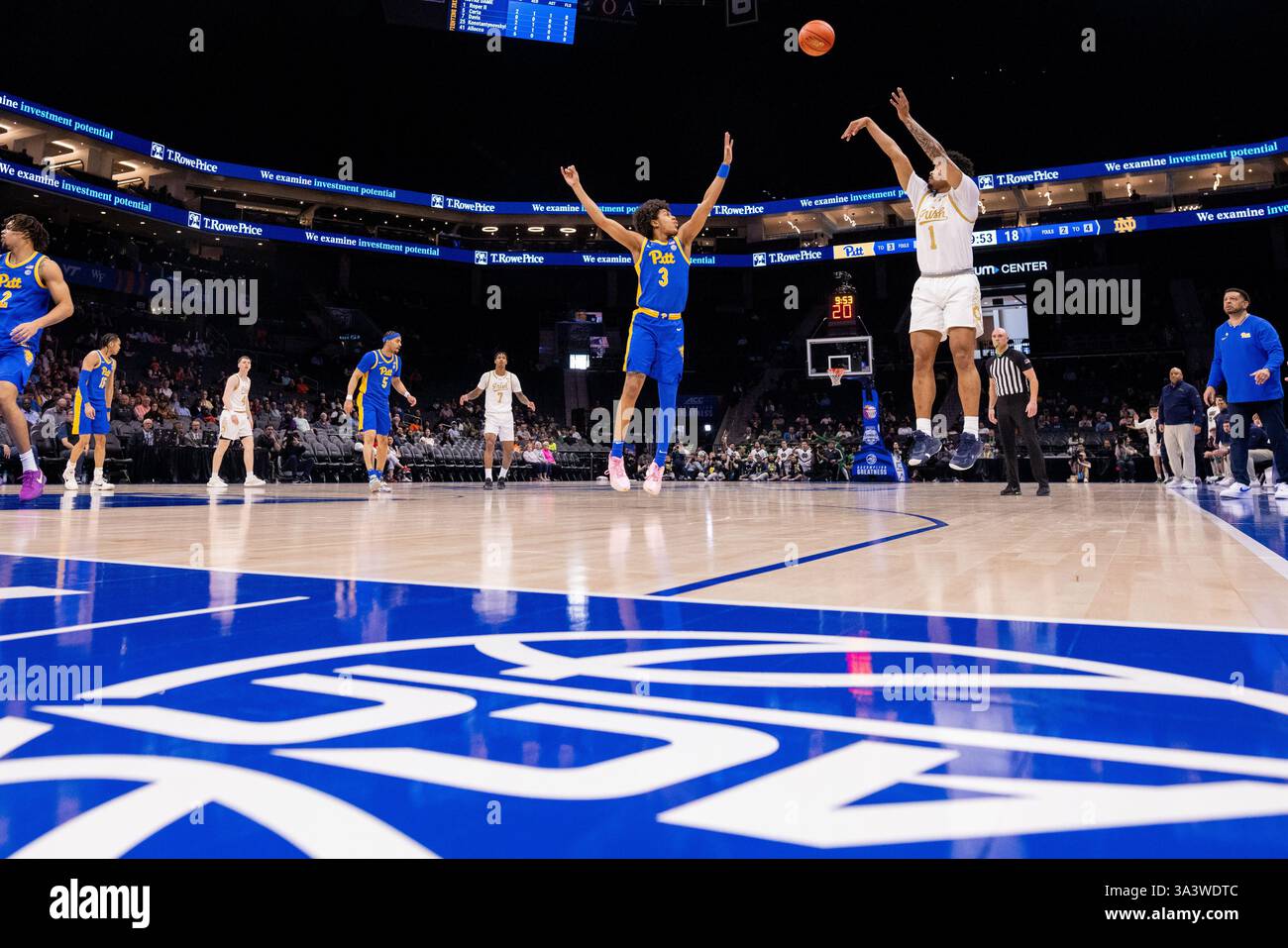 Charlotte, NC, USA. 11th Mar, 2025. Notre Dame Fighting Irish guard ...