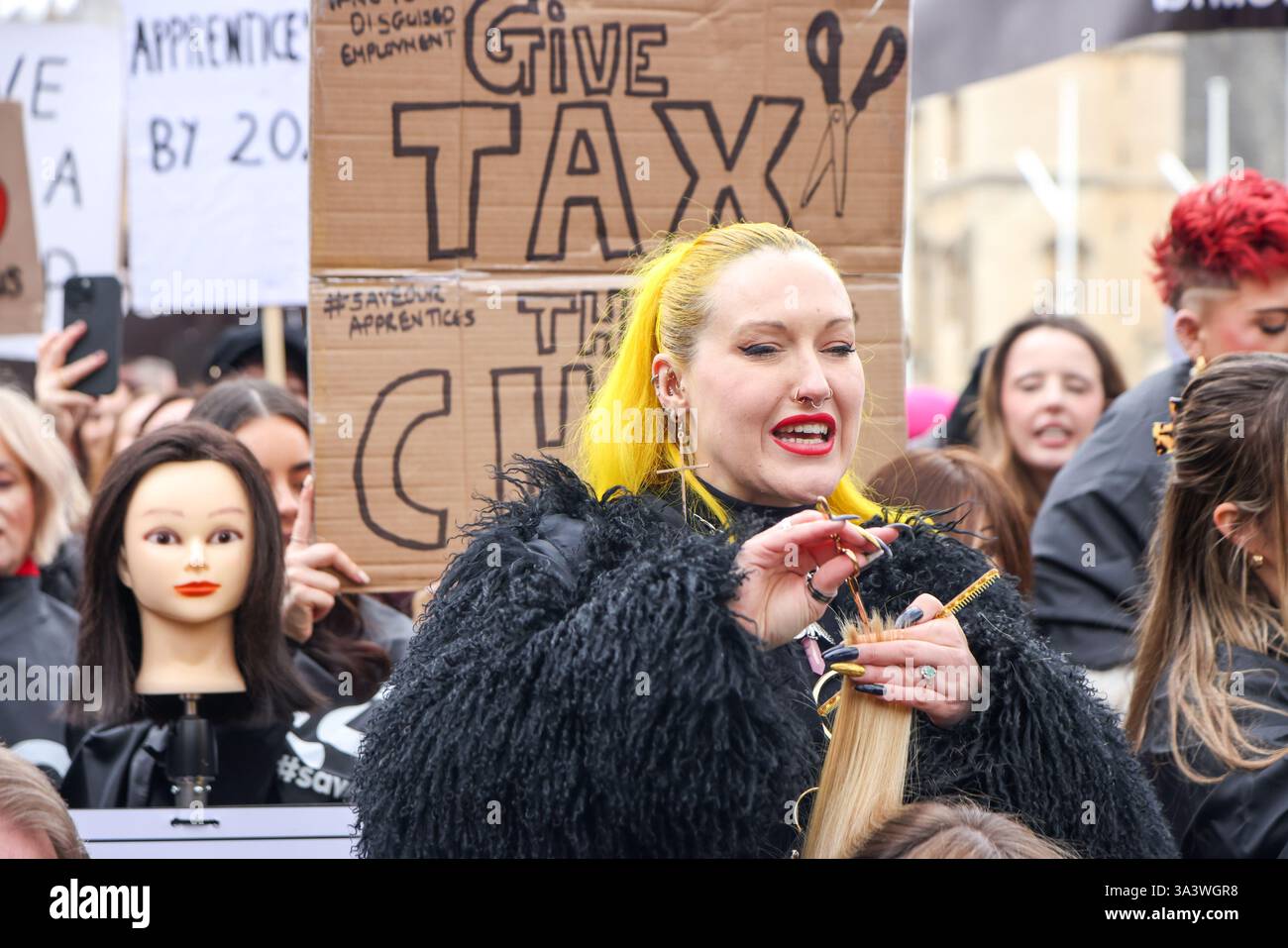 London, UK. 17th Mar, 2025. A beauty sector staff member cuts a woman ...