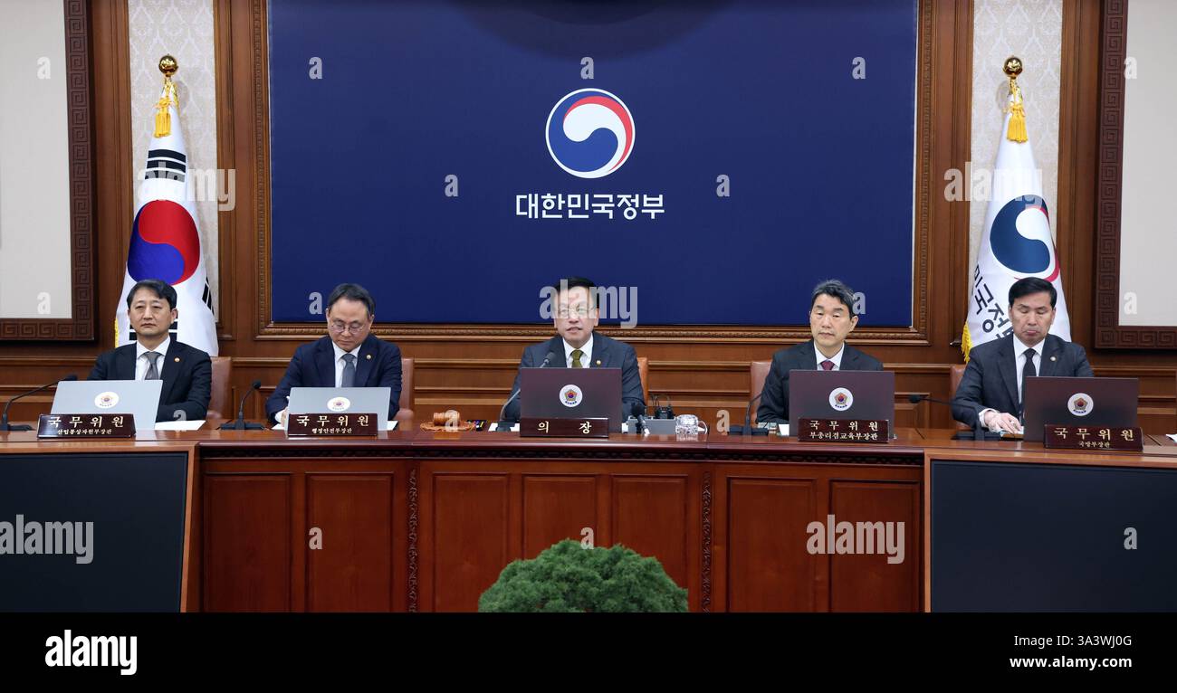 18th Mar, 2025. Acting president attends Cabinet meeting Acting President Choi Sang-mok (C), who ...