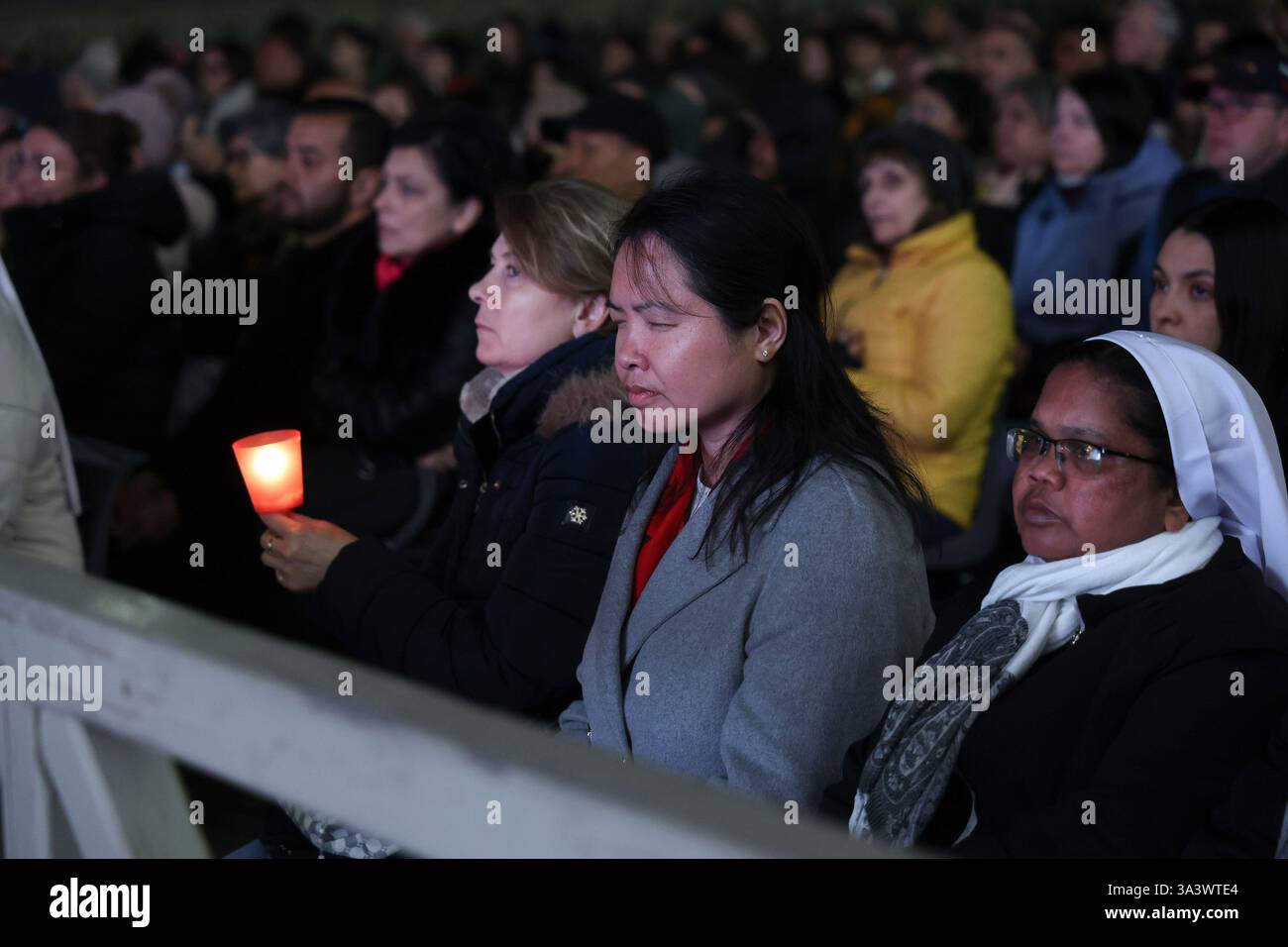 Faithful pray during rosary hi-res stock photography and images - Alamy