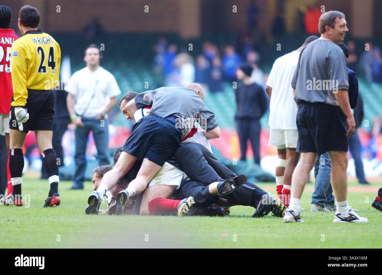 Chelsea v Arsenal FA Cup Final '02 Cardiff Stock Photo - Alamy