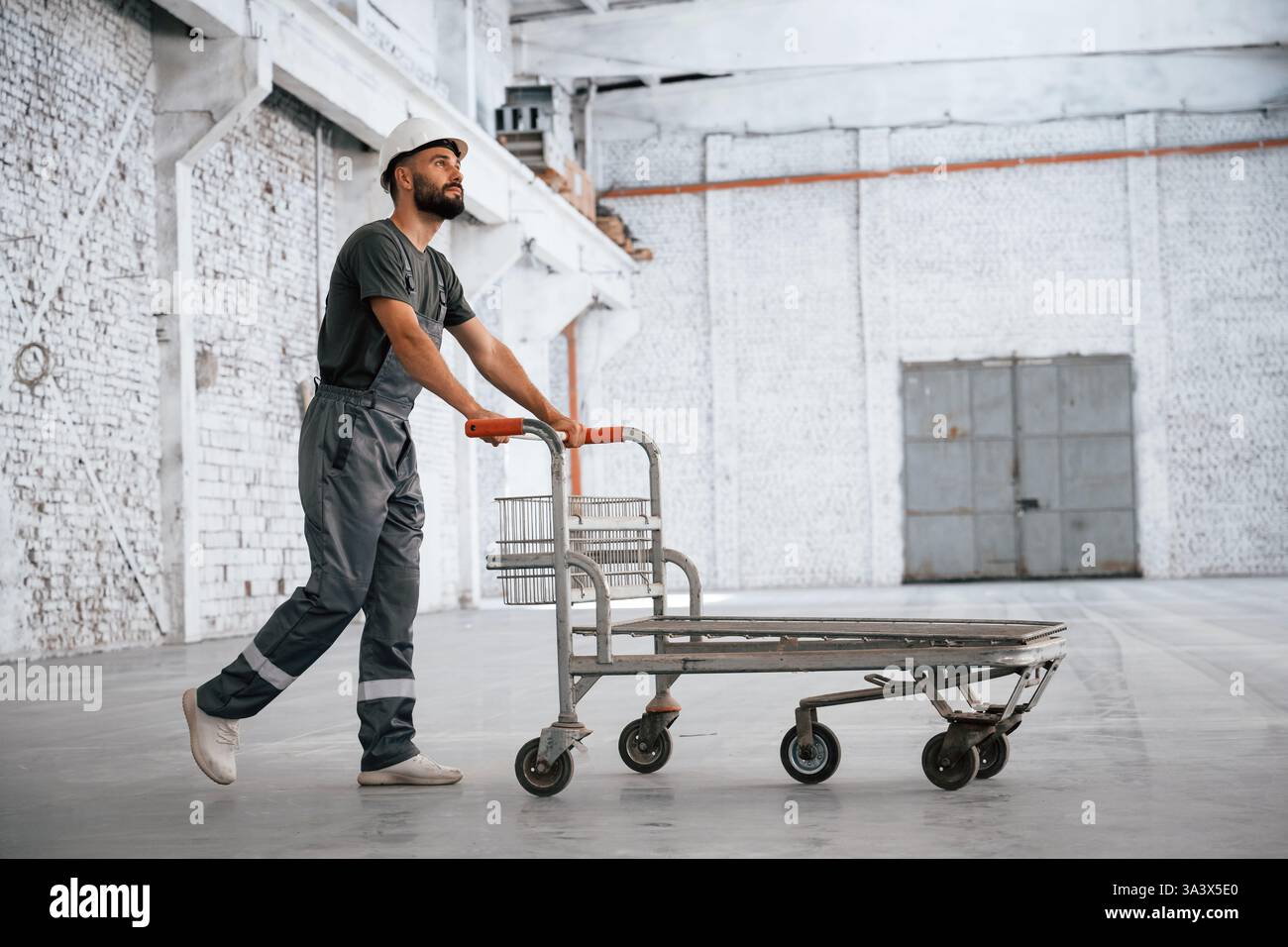 Empty pallet. Male worker is in the warehouse Stock Photo - Alamy