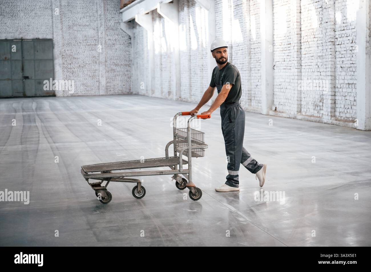 Empty pallet. Male worker is in the warehouse Stock Photo - Alamy