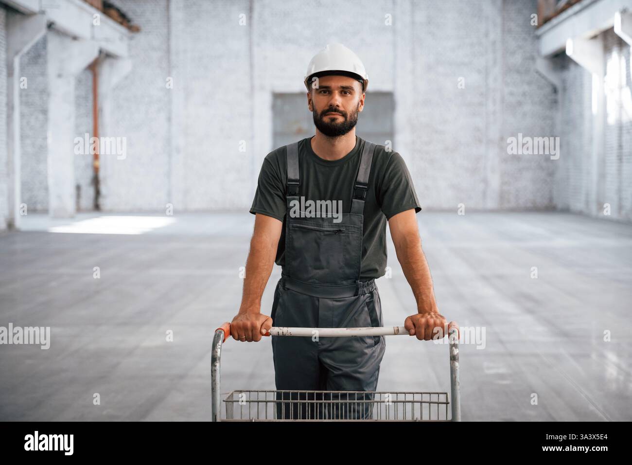 Empty pallet. Male worker is in the warehouse Stock Photo - Alamy