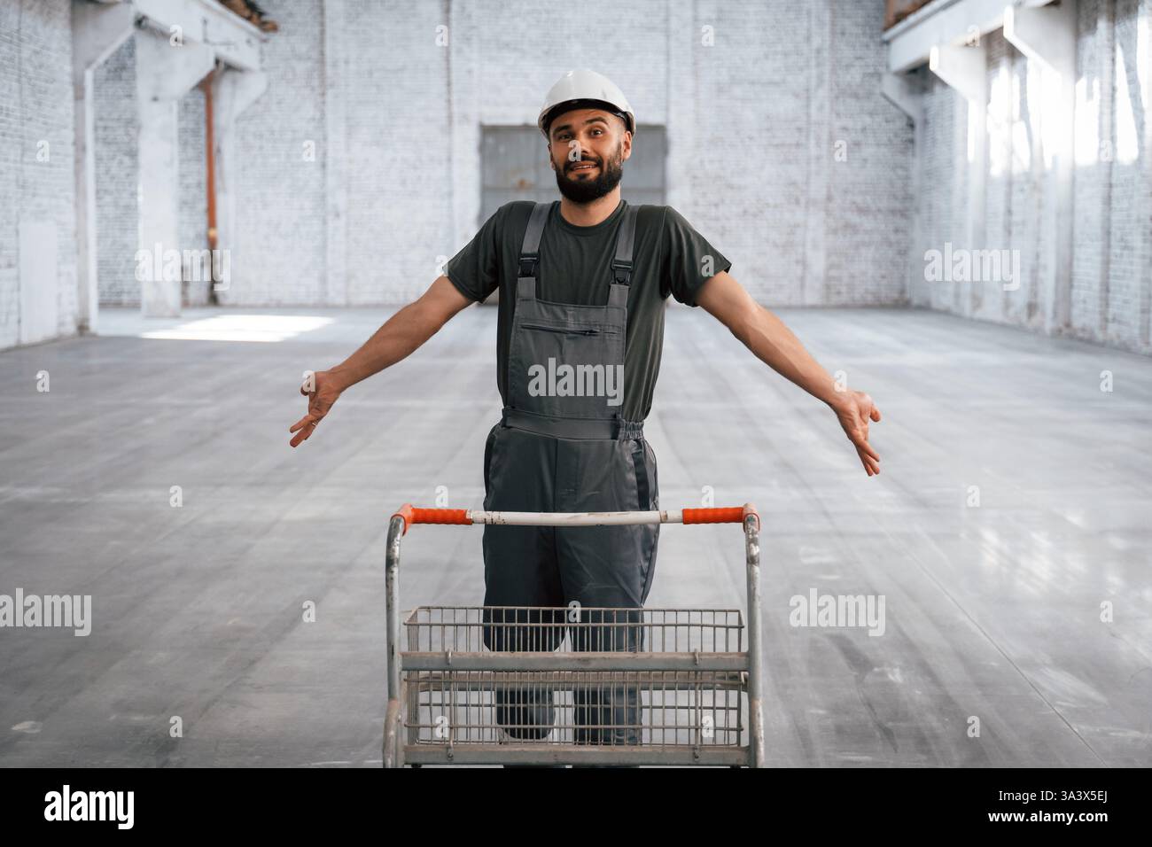 Empty pallet. Male worker is in the warehouse Stock Photo - Alamy