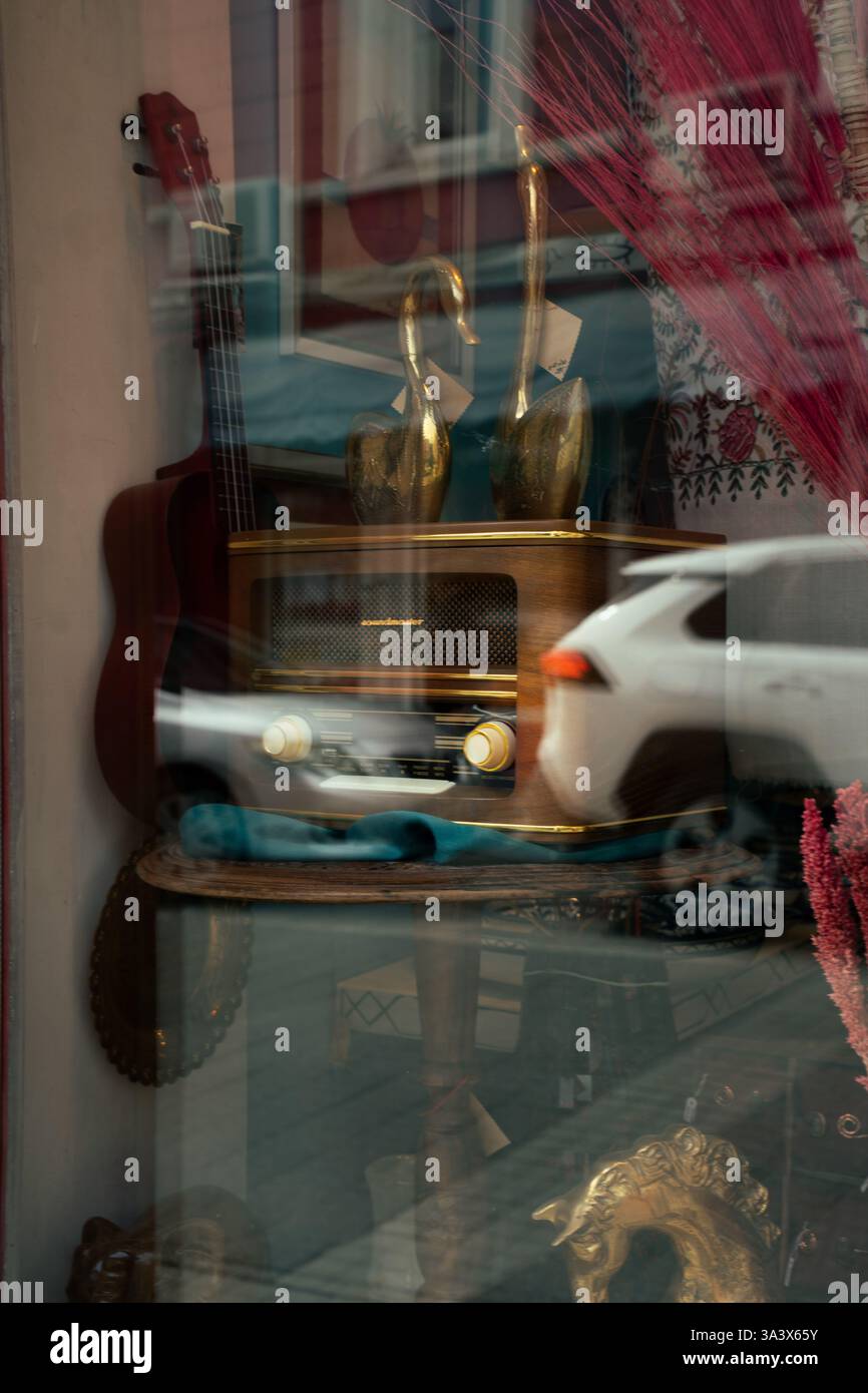 Retro radio storefront hi-res stock photography and images - Alamy