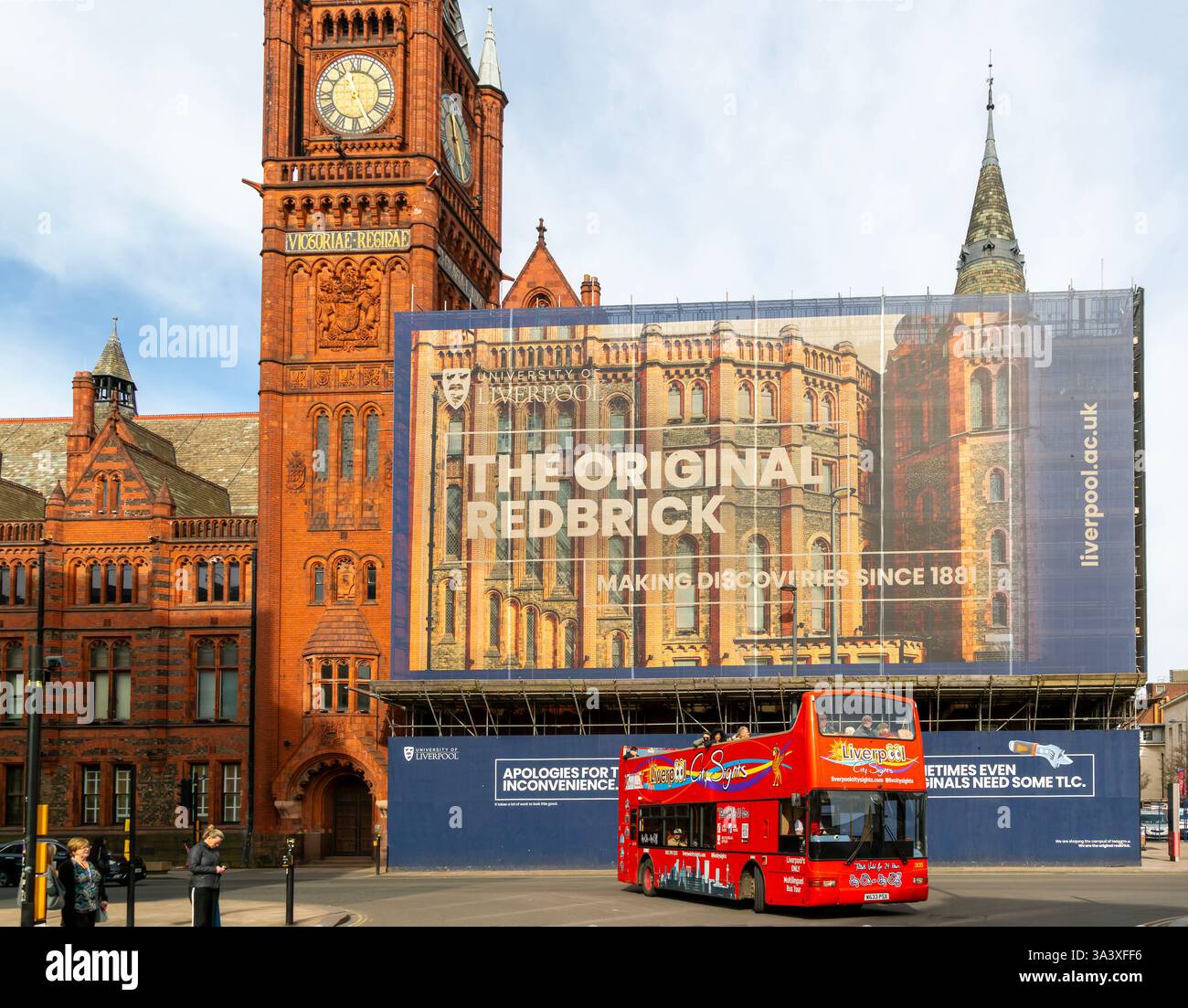 Tour bus passing university hi-res stock photography and images - Alamy