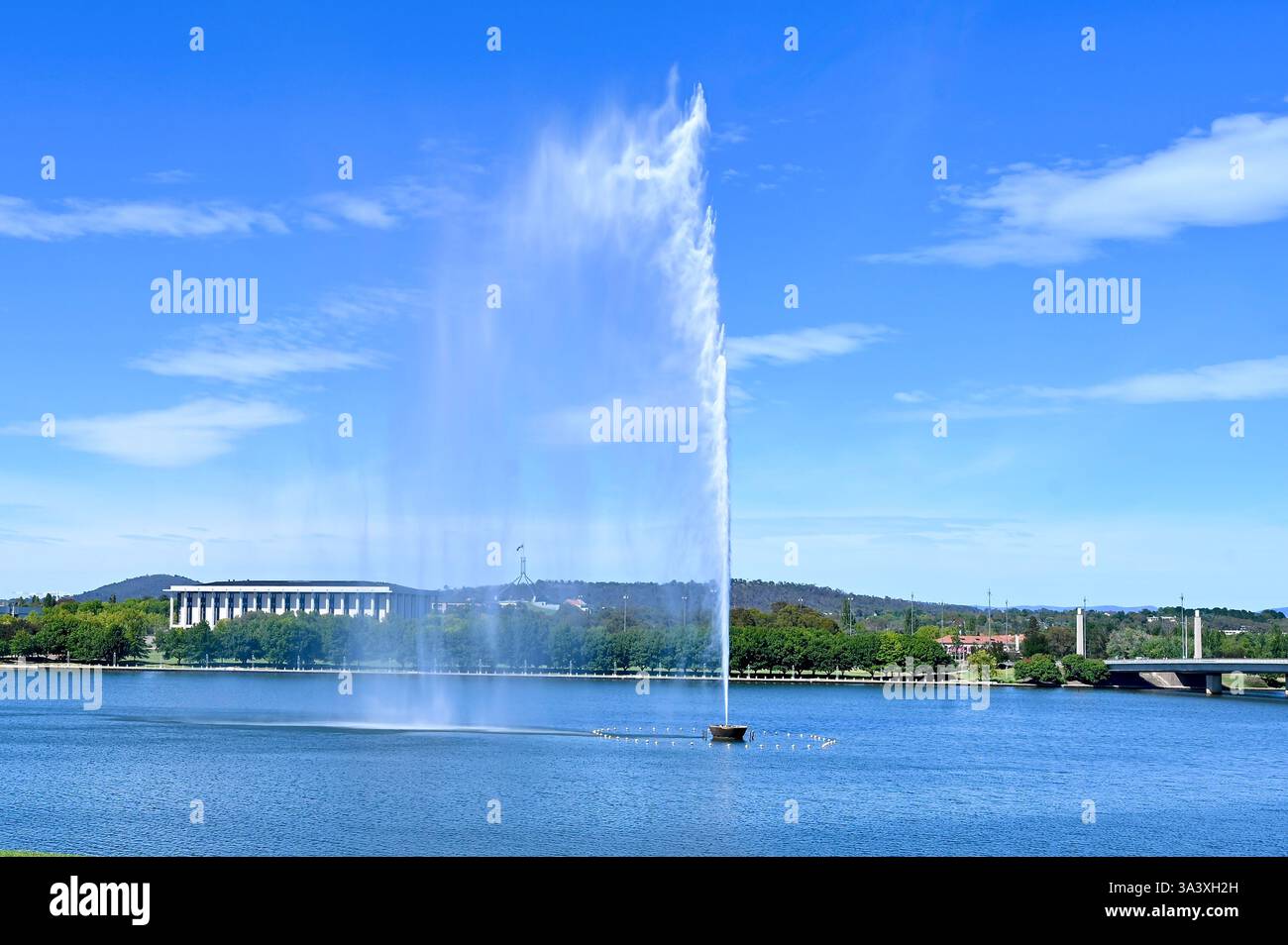 Lake Burley Griffin - Canberra Fountain with view on the old house of parliament Stock Photo - Alamy