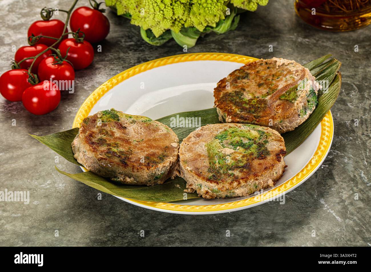 Roasted tuna medallion with broccoli cabbage Stock Photo - Alamy