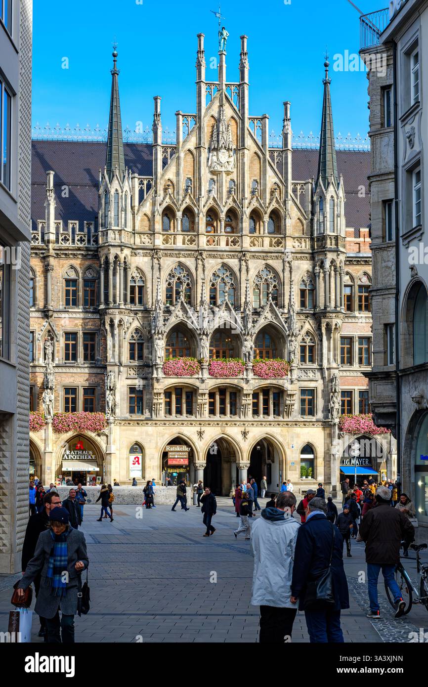 Everyday scene in front of the New Town Hall on Marienplatz in Munich ...
