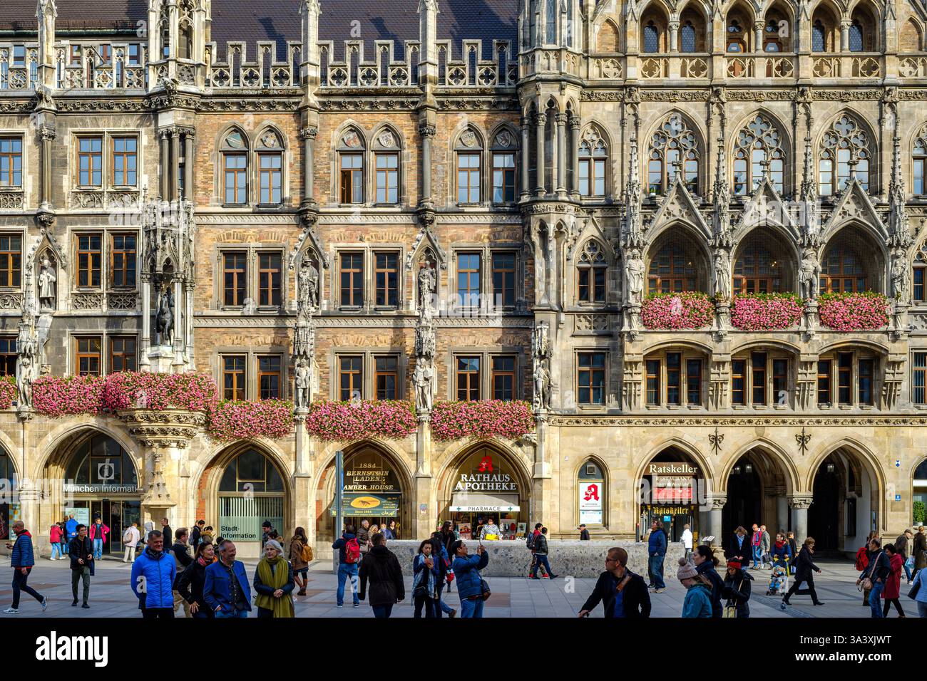 Everyday scene in front of the New Town Hall on Marienplatz in Munich ...