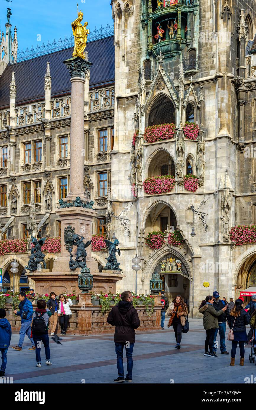 Everyday scene in front of the New Town Hall on Marienplatz in Munich ...