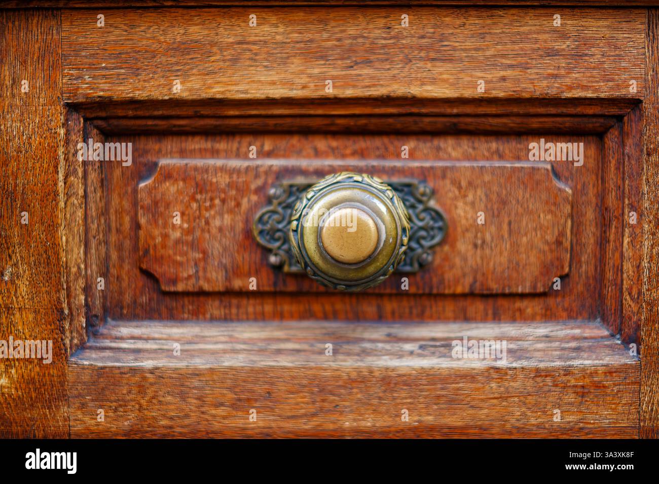 Türknauf an einer Holztür Türknauf aus Messing, aufgesetzt auf die ...