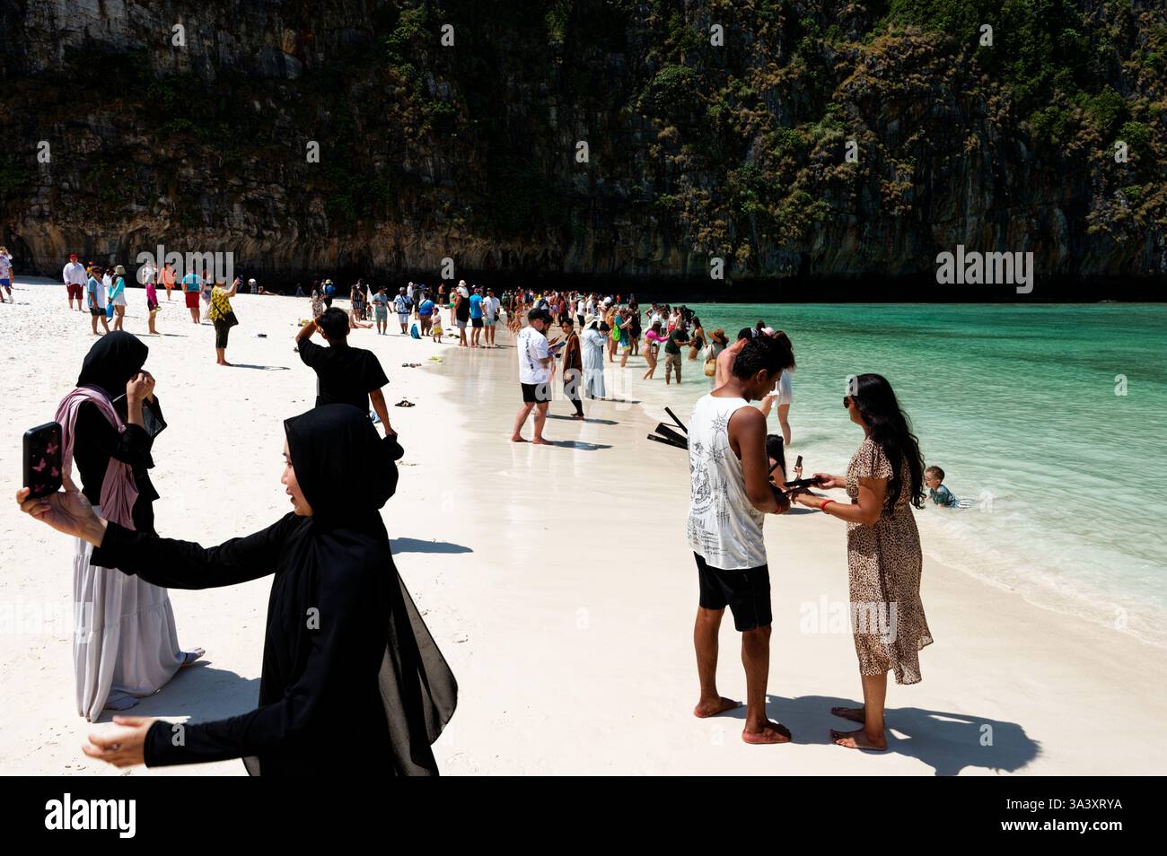 Tourists crowd the shores of Maya Bay Stock Photo - Alamy