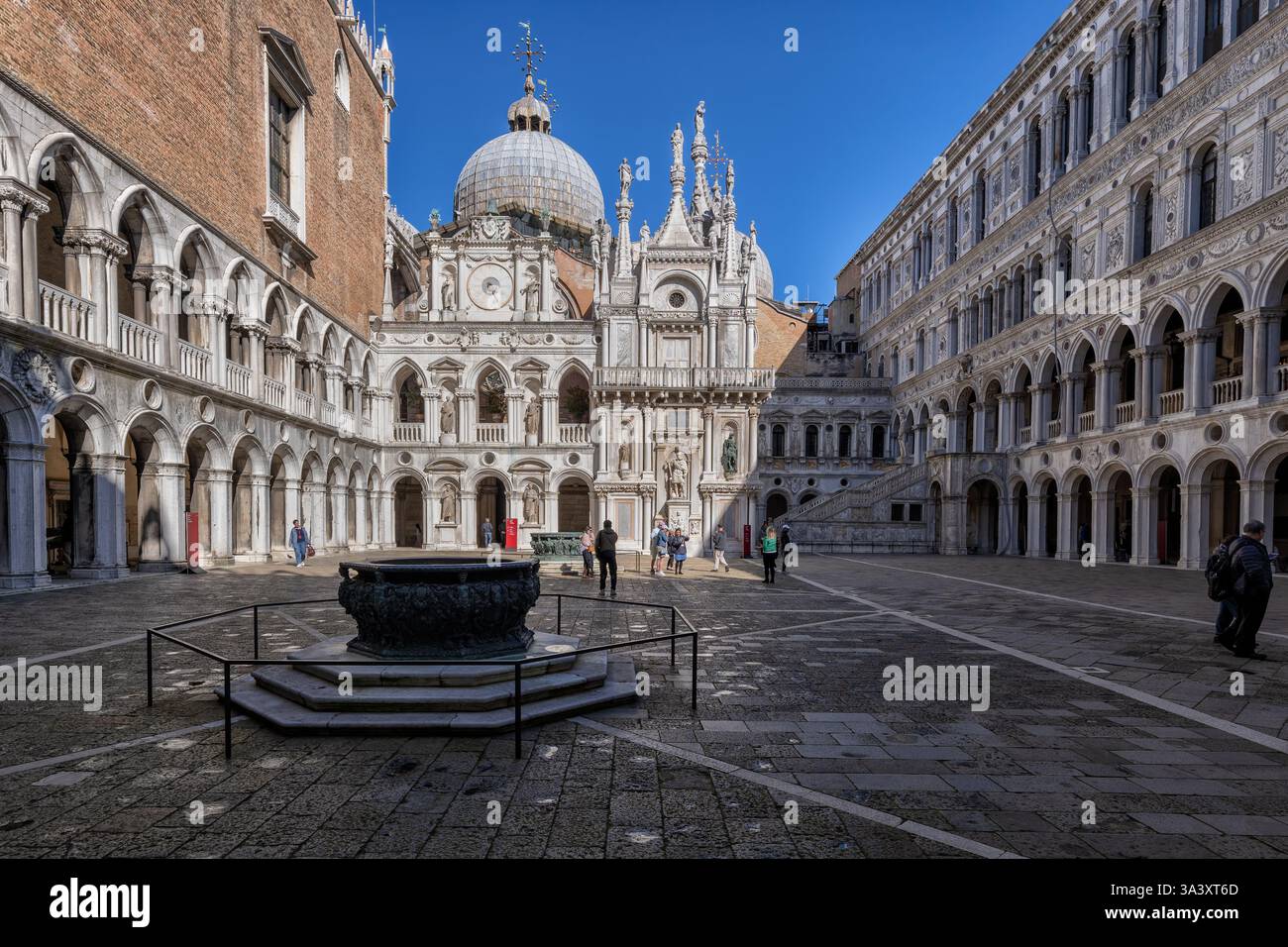 Inner courtyard of the Doge Palace (Palazzo Ducale) with well in Venice ...
