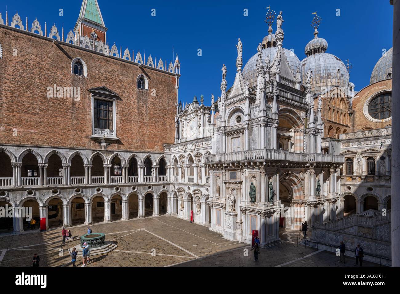 Inner courtyard of the Doge Palace (Palazzo Ducale) in Venice, Italy ...