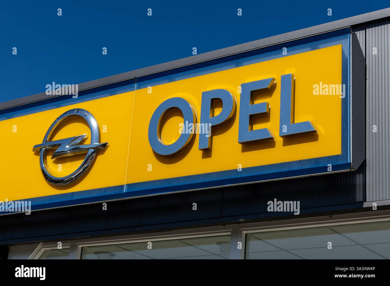 Opel chrome logo hi-res stock photography and images - Alamy