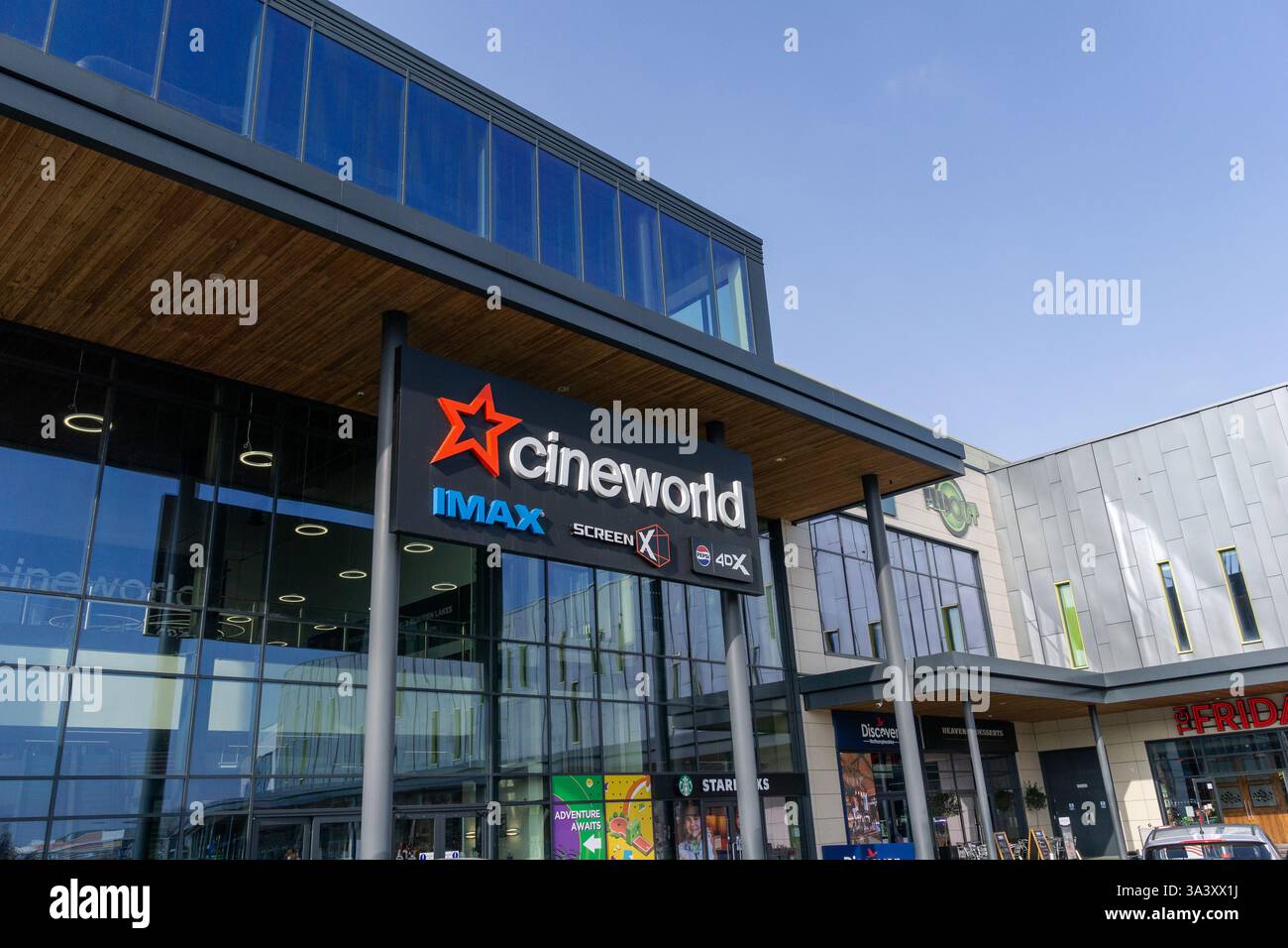 Exterior of Cineworld cinema complex, Rushden Lakes shopping centre, Northamptonshire, UK Stock ...