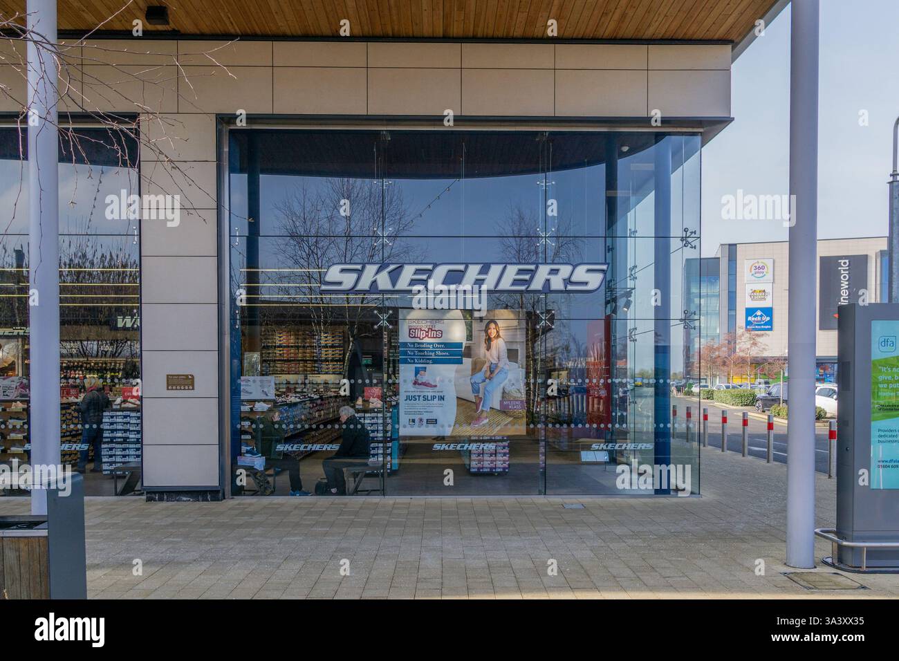 Exterior of Skechers shoe shop, Rushden Lakes shopping centre, Northamptonshire, UK Stock Photo ...