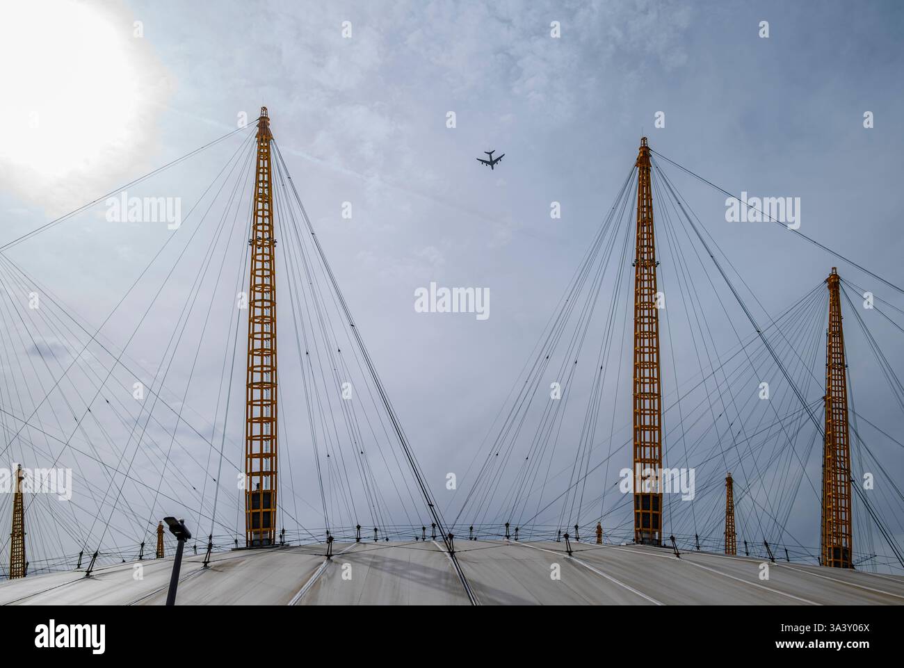 Airplane soars overhead hi-res stock photography and images - Alamy