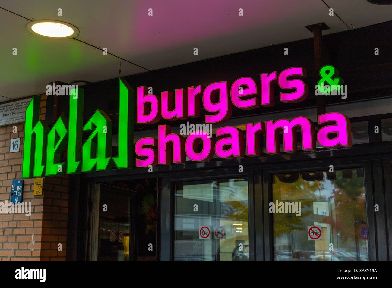 Helal Burgers en Shoarma logo sign, a halal restaurant in Utrecht Stock ...