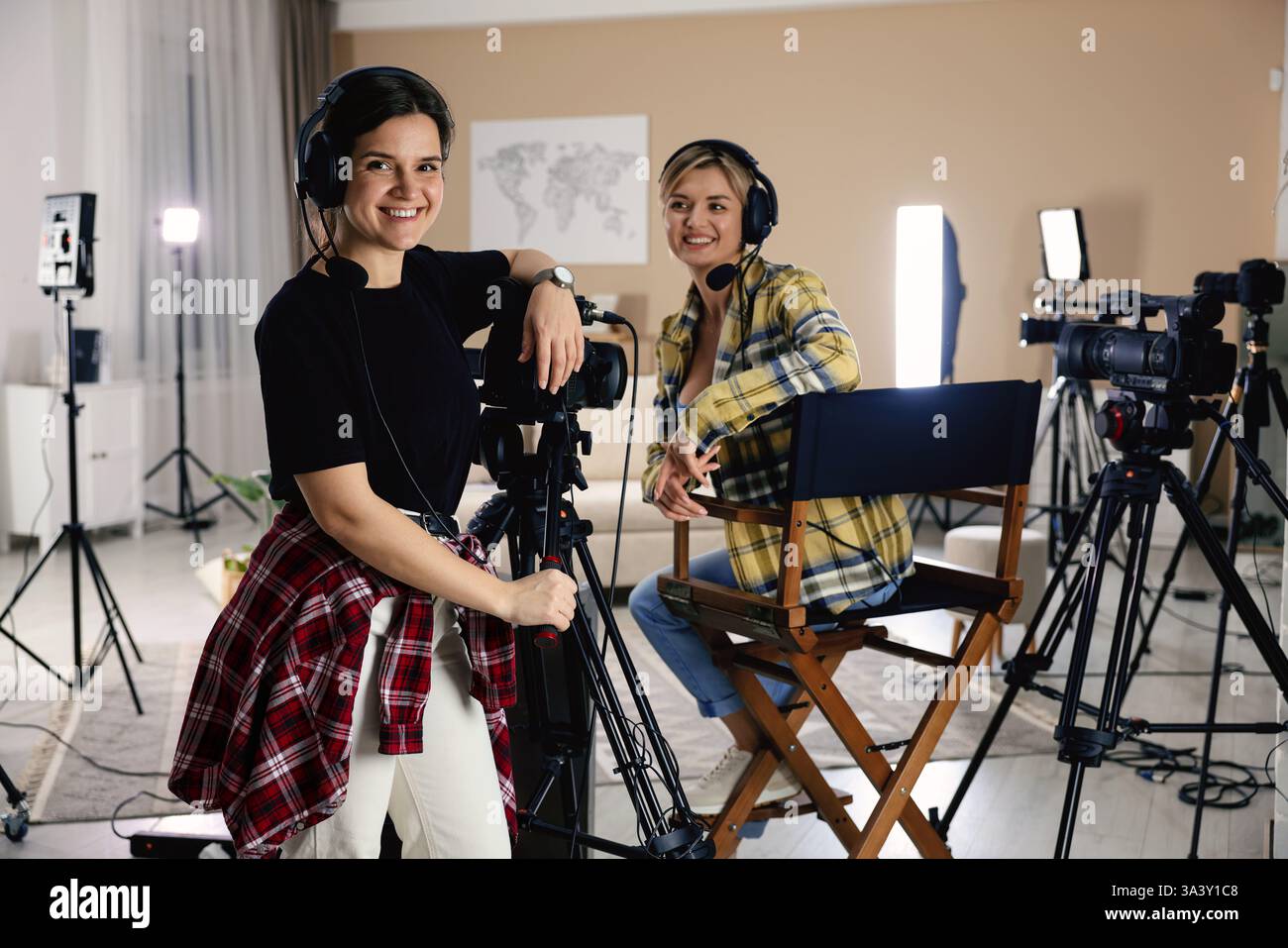 Young female film director hi-res stock photography and images - Alamy
