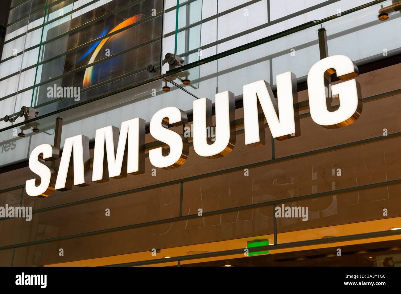 Samsung shop logo at the store Shopping center Hoog Catharijne in ...