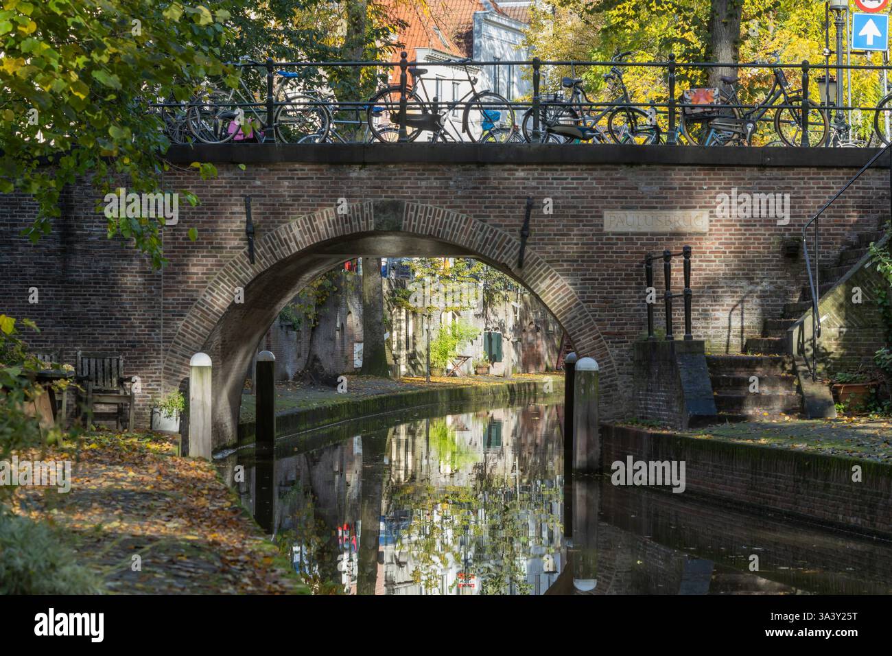 Nieuwegracht and bridge. The Nieuwegracht is one of the most famous ...