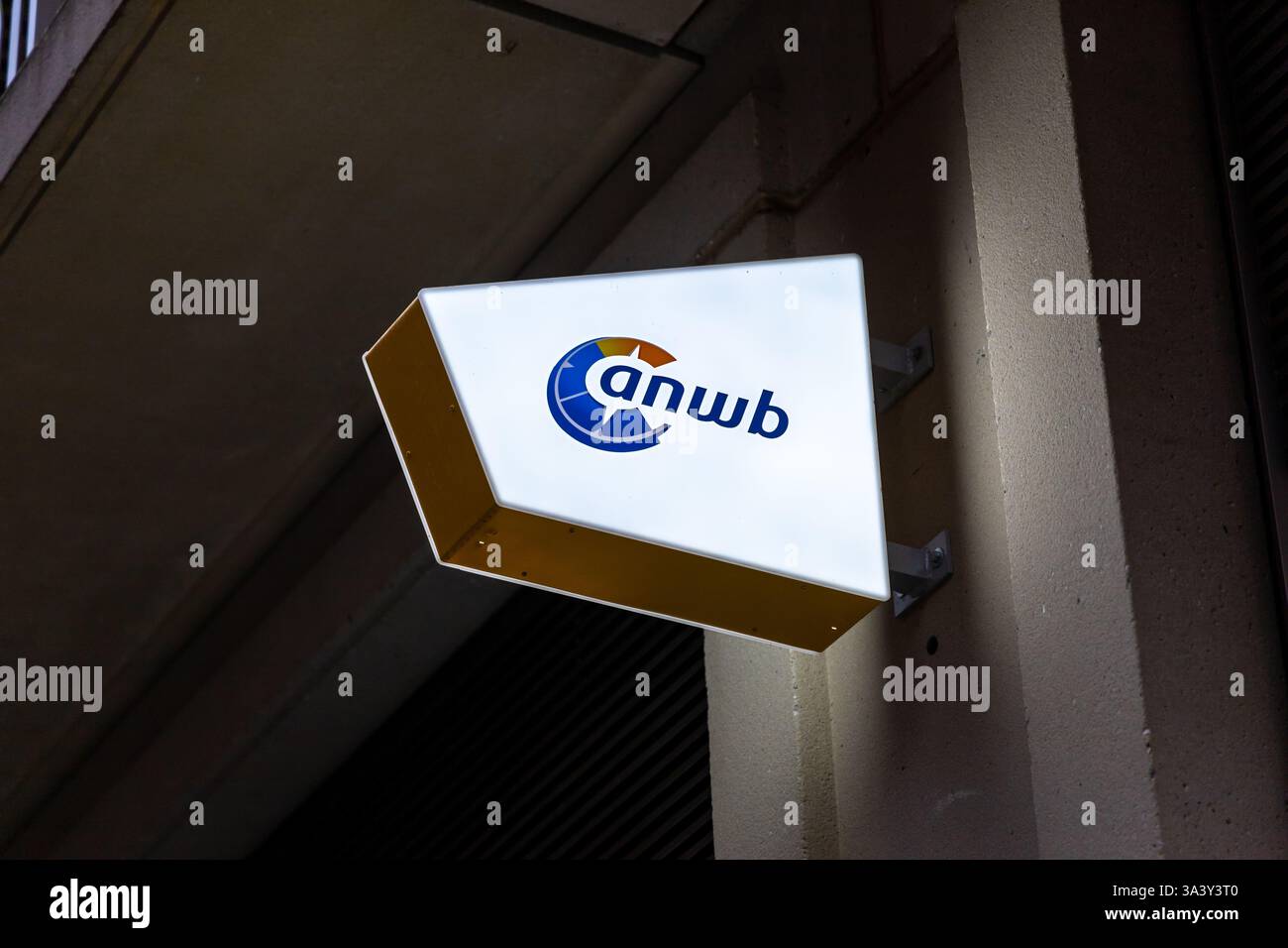 ANWB Wegenwacht logo sign on the facade Utrecht Stock Photo - Alamy