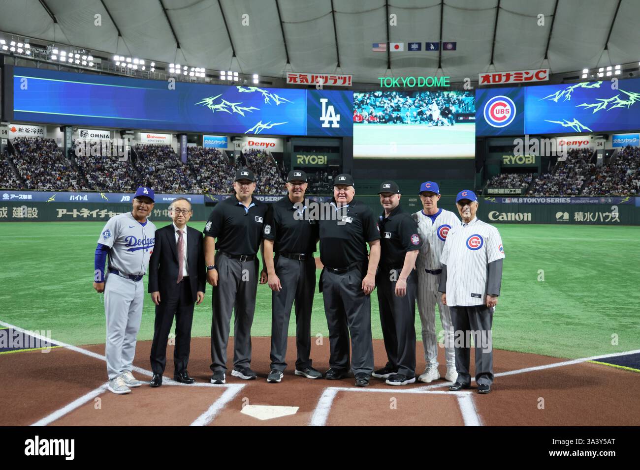 David Ray Roberts (L), manager for Los Angeles Dodgers, and Craig John ...
