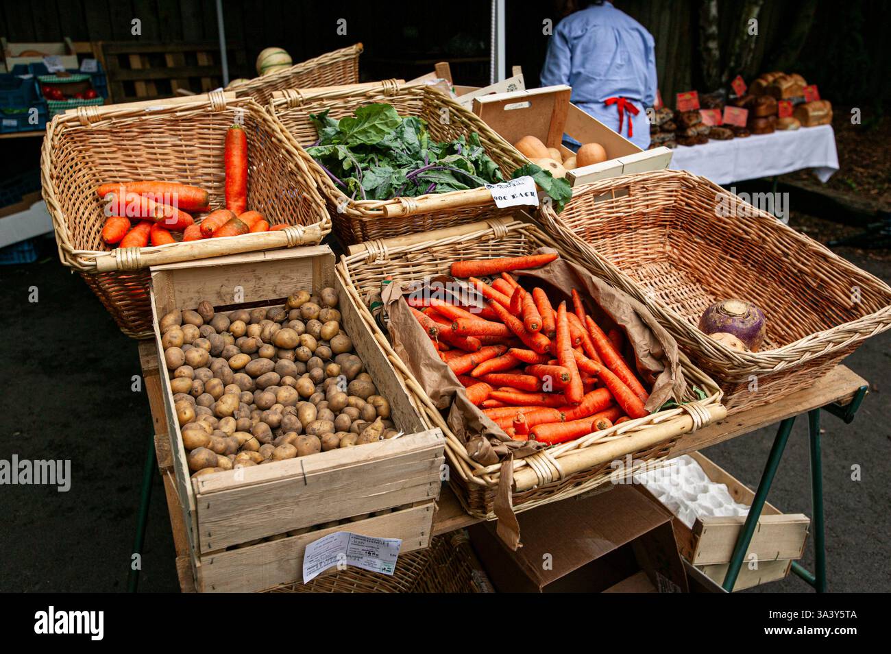 a rustic outdoor market stall selling fresh organic vegetables Stock ...