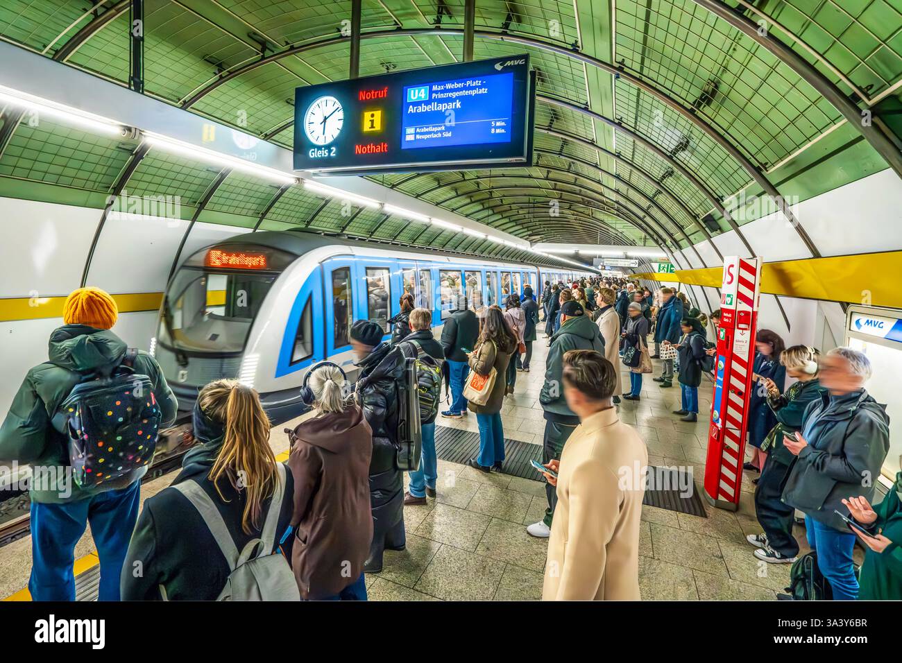 Einfahrende U-Bahn Linie U4, viele Fahrgäste am Bahnsteig, U-Bahnhof ...