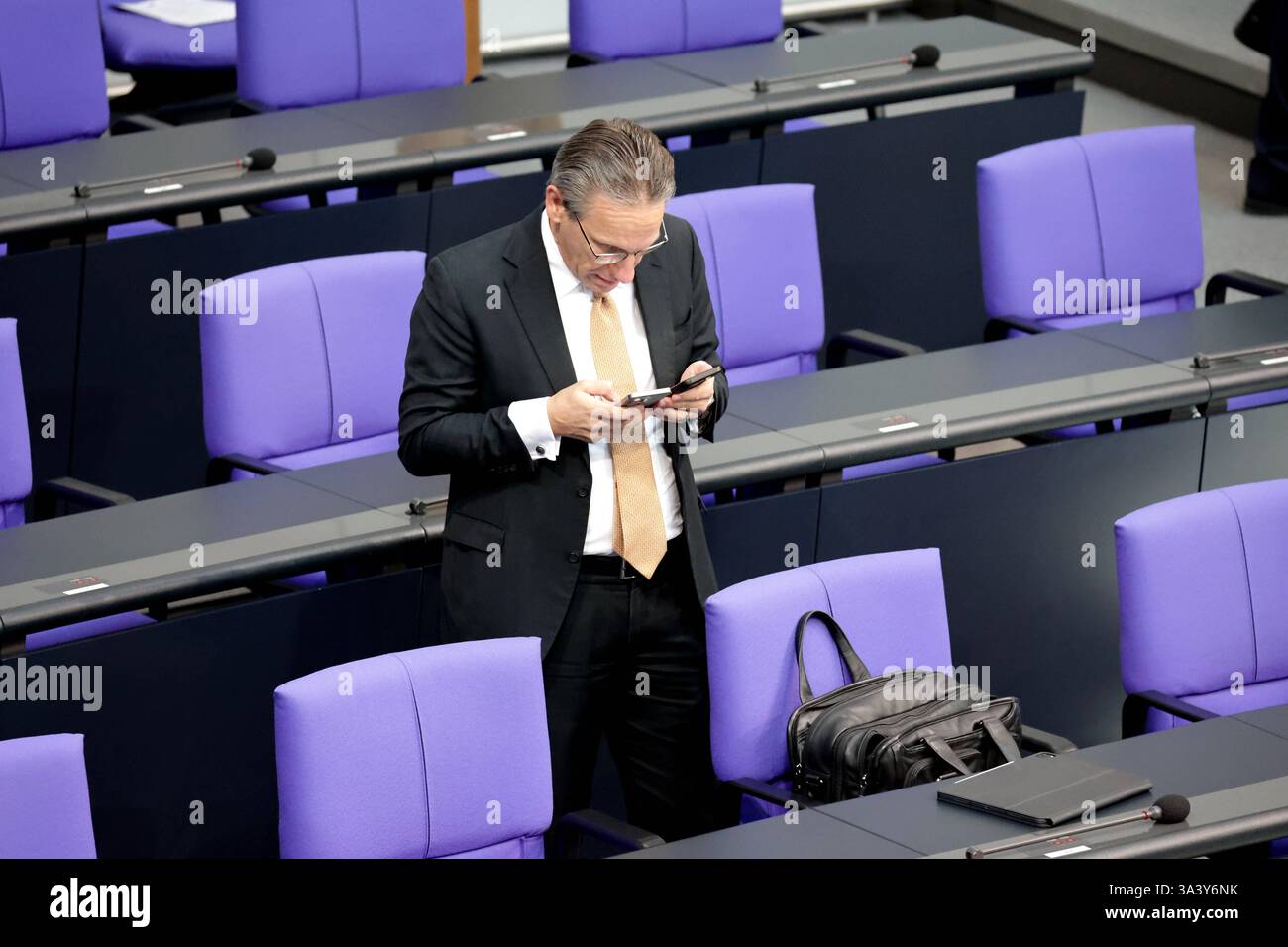 Joerg Kukies, Bundesminister der Finanzen, SPD, auf der Regierungsbank, 214. Bundestagssitzung ...
