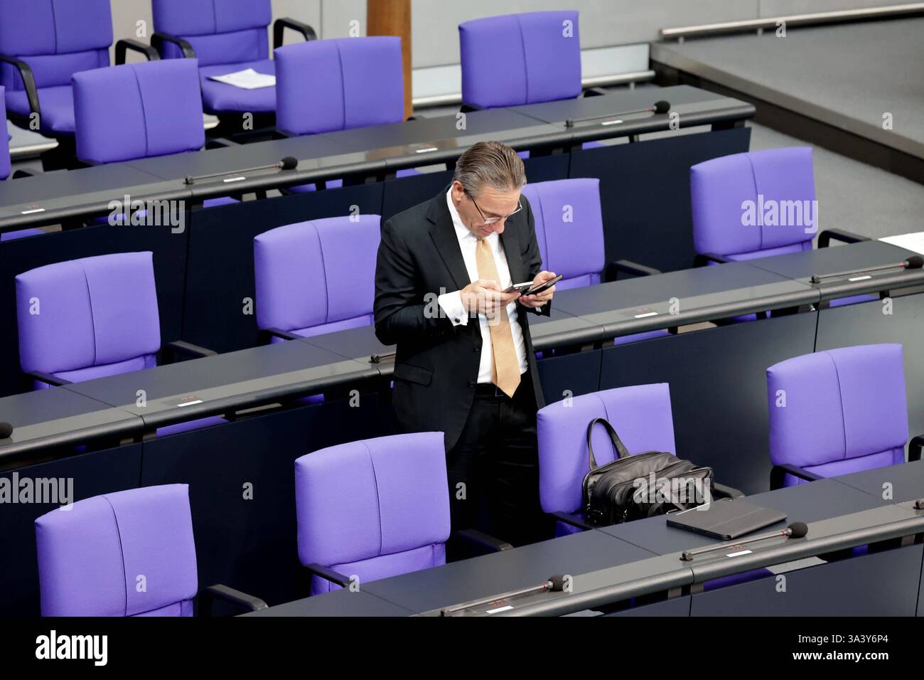 Joerg Kukies, Bundesminister der Finanzen, SPD, auf der Regierungsbank ...