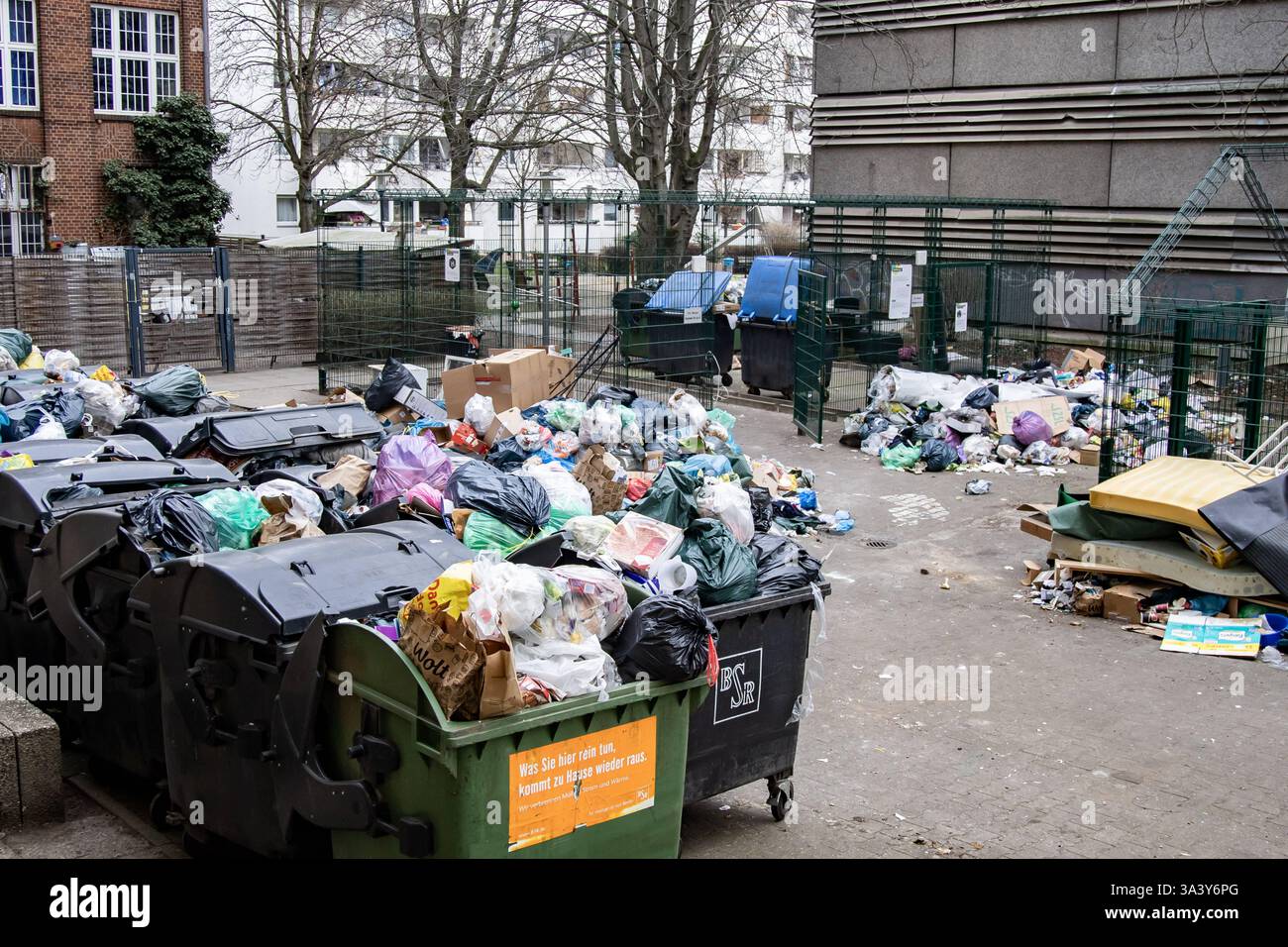 Müllberge in einem Hinterhof in Berlin Kreuzberg während eines Streiks ...