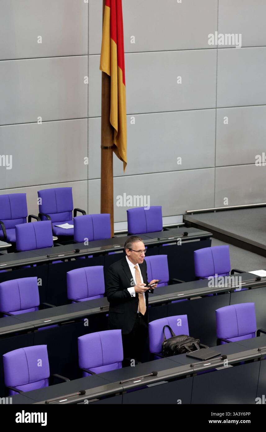 Joerg Kukies, Bundesminister der Finanzen, SPD, auf der Regierungsbank ...