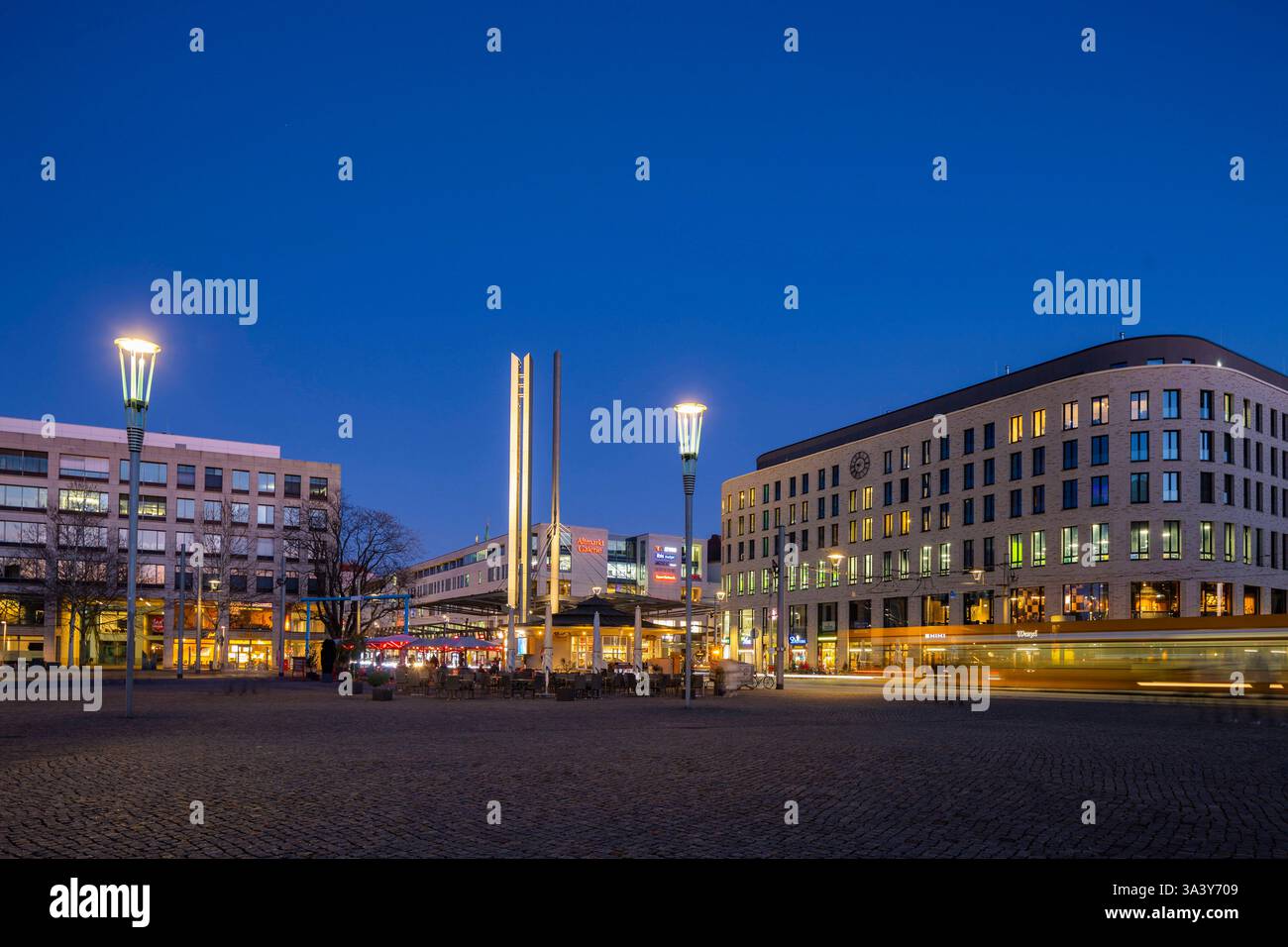 Dresden Postplatz Neubauten und abendlicher Verkehr auf dem Postplatz ...