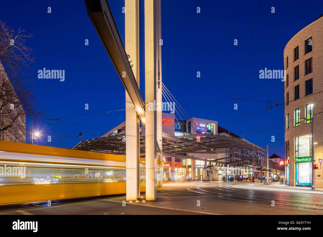 Dresden Postplatz Neubauten und abendlicher Verkehr auf dem Postplatz ...