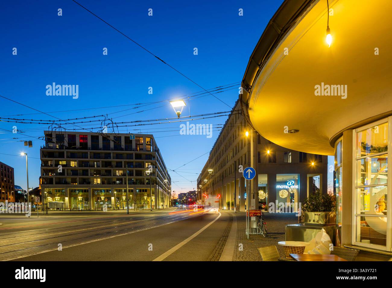 Dresden Postplatz Neubauten und abendlicher Verkehr auf dem Postplatz ...