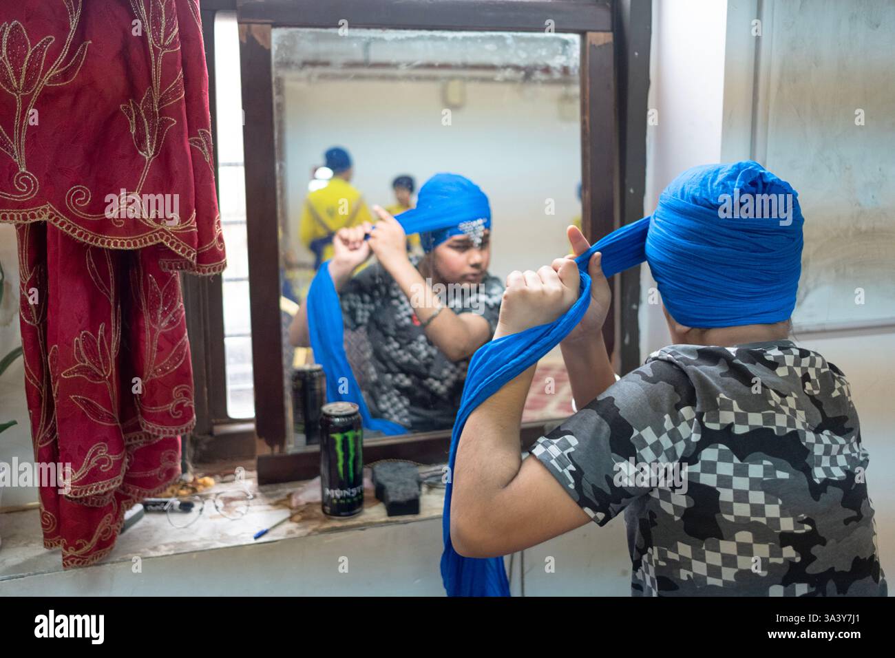 Teen turban hi-res stock photography and images - Alamy