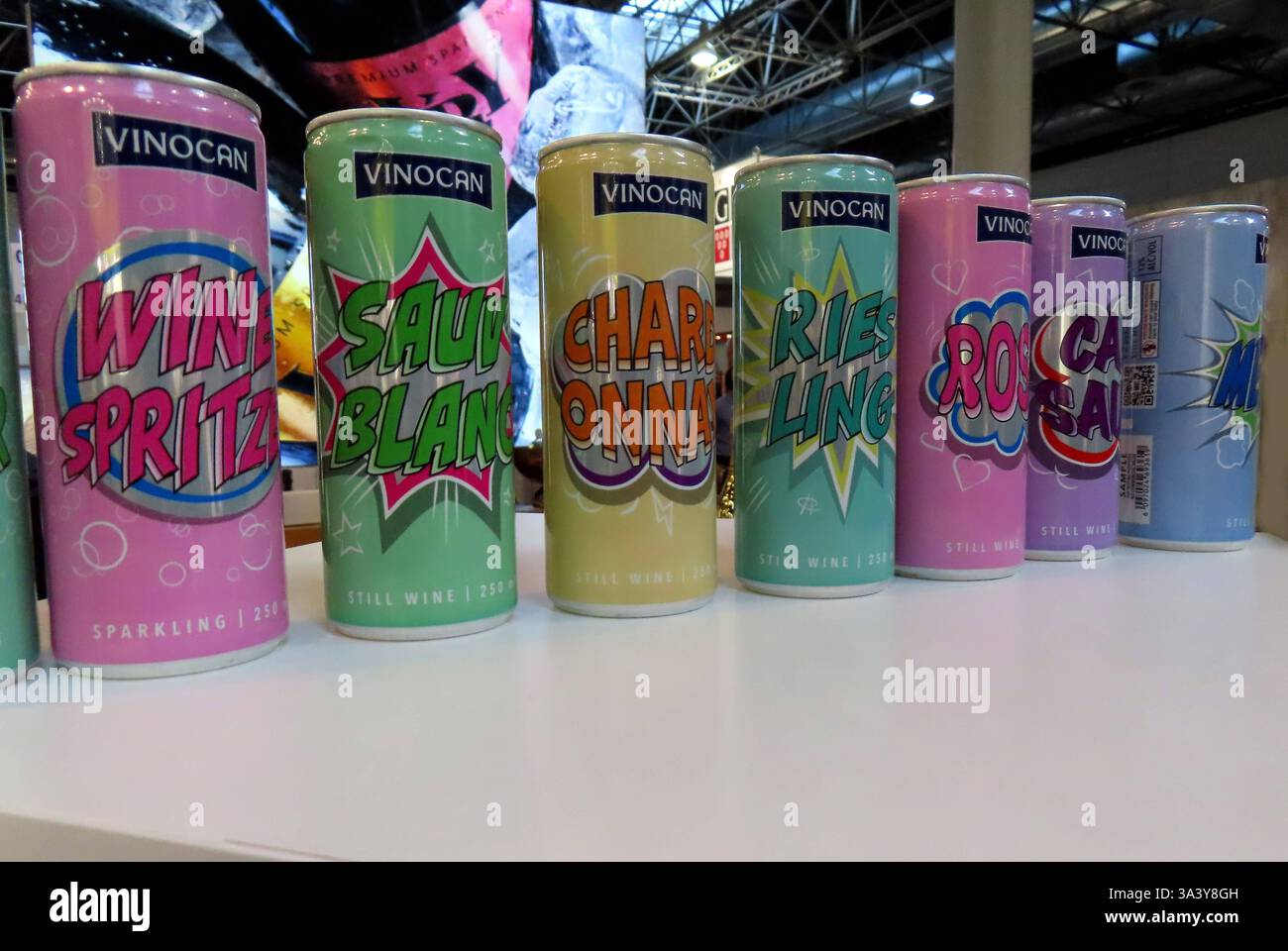 ...Weinn aus Holzfaessern, aus Stahltanks, aus Glasflaschen, Keramik ...