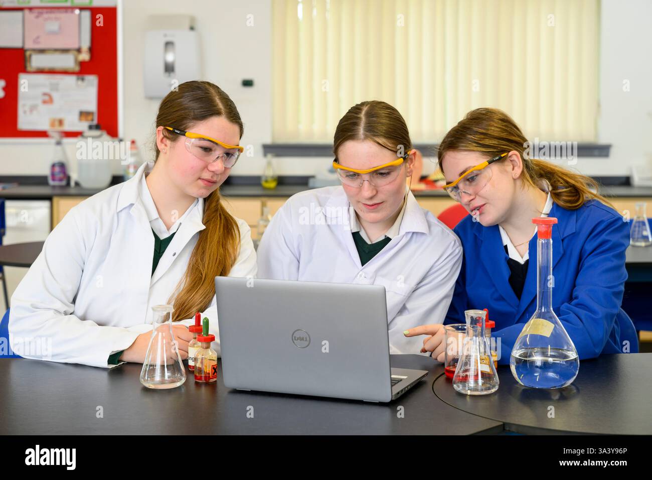 Students science experiment hi-res stock photography and images - Alamy